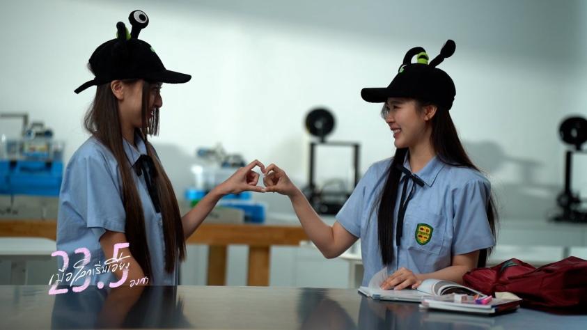 超新星爆炸成戀愛宇宙！GL泰劇《世界傾斜23.5度》曝甜甜幕後花絮！ | LalaTai 拉拉台